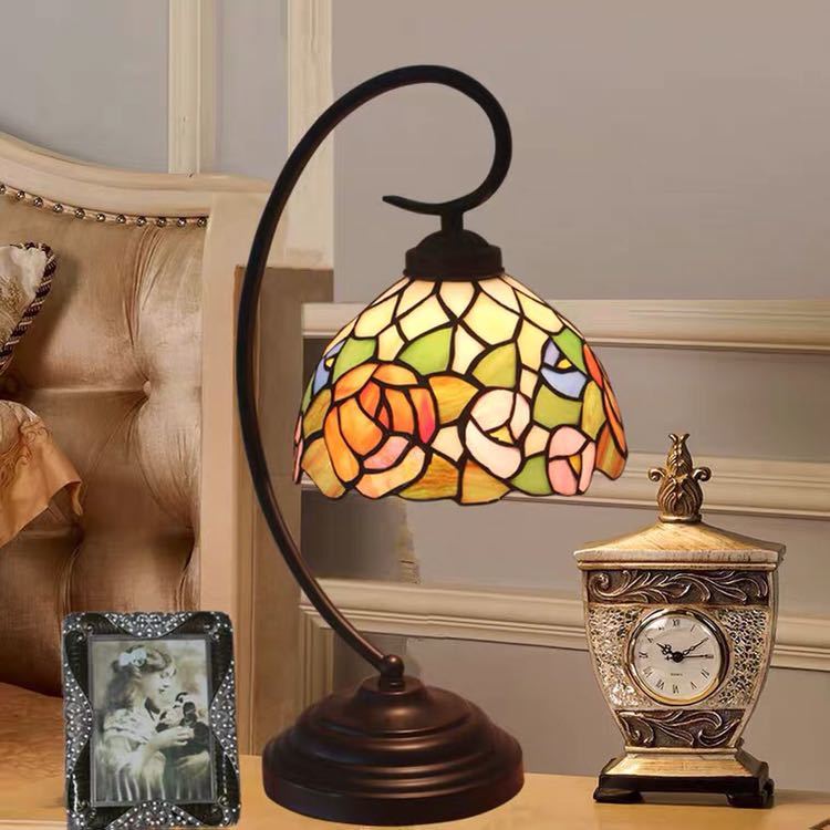 美しいガラスはどこから見ても華やかで美しい。繊細な造りの素敵なステンドランプ消灯時も素敵なインテリアになりますねサイズ ：幅20x高さ47cmワット数 ：40w×1（口金 E26）コードの長さ: 150cm素材：ガラス、樹脂、合金、鉄★在庫...