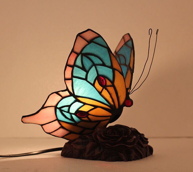 美しいガラスはどこから見ても華やかで美しい。繊細な造りの素敵なステンドランプ消灯時も素敵なインテリアになりますねサイズ ：20x23x12cmワット数 ：15w〜25w×1（口金 E14）コードの長さ: 150cm素材：ガラス、樹脂、合金、...