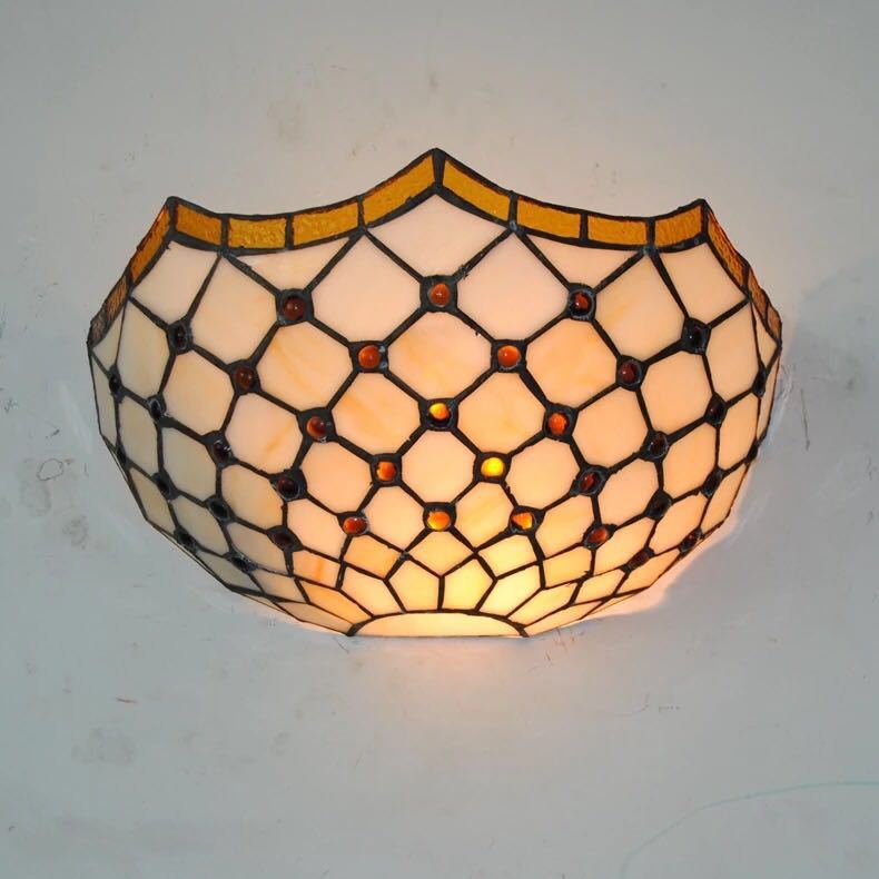 美しいガラスはどこから見ても華やかで美しい。繊細な造りの素敵なステンドランプ消灯時も素敵なインテリアになりますねサイズ：幅約30cmx高さ約15cmワット数 ：電球40W×1個（E26）素材：ステンドグラス、樹脂、合金、鉄使用可能電球:LE...