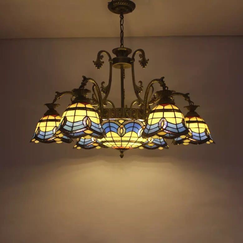 美しいガラスはどこから見ても華やかで美しい。繊細な造りの素敵なステンドランプ消灯時も素敵なインテリアになりますねサイズ：幅約88x 高さ約55ワット数 ：　電球40W×9個（E26）素材：ガラス、樹脂、合金、鉄★取付工事は電気工事士にご相談...