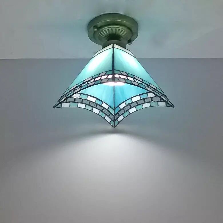 美しいガラスはどこから見ても華やかで美しい。繊細な造りの素敵なステンドランプ消灯時も素敵なインテリアになりますねサイズ ：約 直径21cm x高20cmワット数 ：　電球40W×1個（E26）素材：ガラス、樹脂、合金、鉄★在庫は日々変動して...