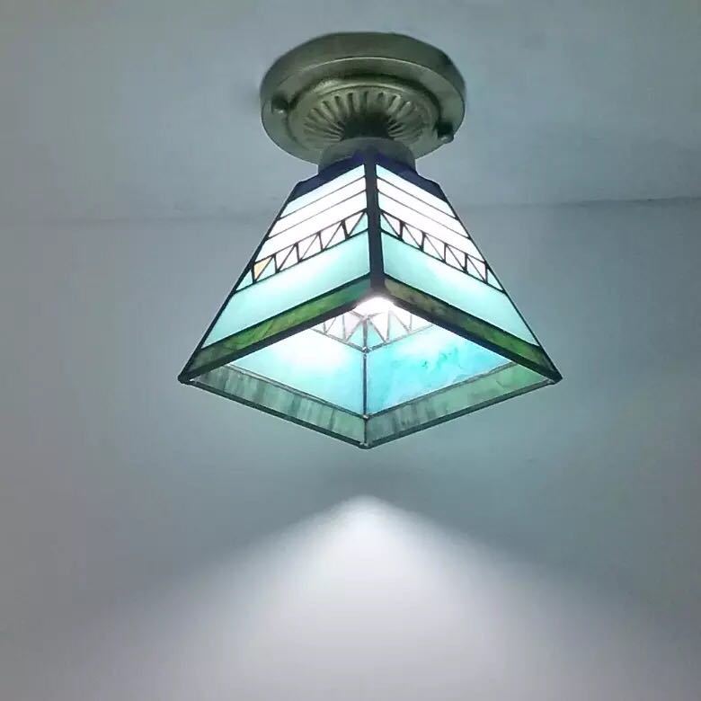 美しいガラスはどこから見ても華やかで美しい。繊細な造りの素敵なステンドランプ消灯時も素敵なインテリアになりますねサイズ ：約 直径21cm x高20cmワット数 ：　電球40W×1個（E26）素材：ガラス、樹脂、合金、鉄★在庫は日々変動して...