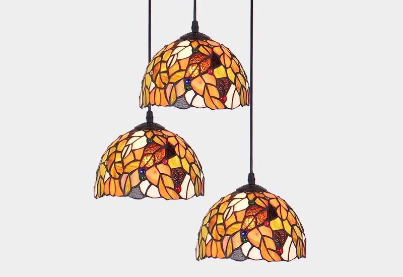 美しいガラスはどこから見ても華やかで美しい。繊細な造りの素敵なステンドランプ消灯時も素敵なインテリアになりますねサイズ：幅約30cmx高さ約116cmワット数 ：　電球40W×3個（E26）素材：ガラス、樹脂、合金、鉄★取付工事は電気工事士...