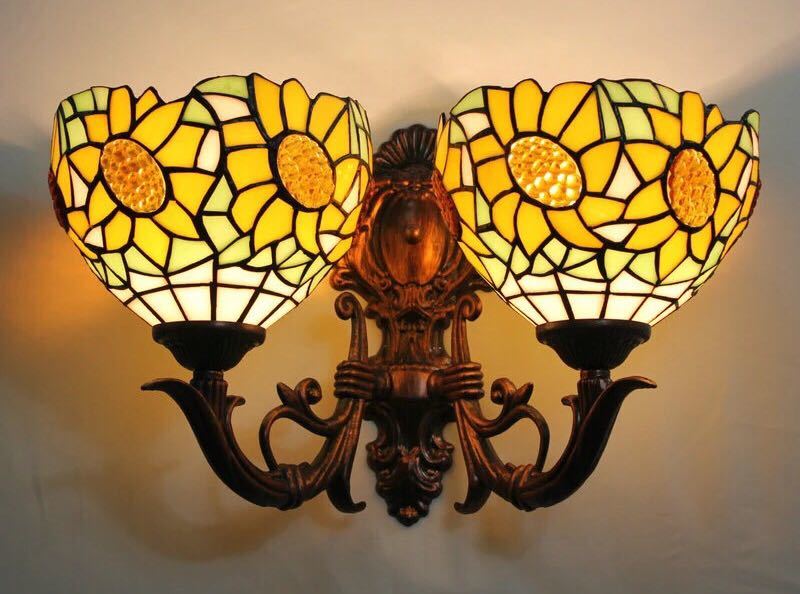 美しいガラスはどこから見ても華やかで美しい。繊細な造りの素敵なステンドランプ消灯時も素敵なインテリアになりますねサイズ：幅約25cmx高さ45cmワット数 ：電球40W×2個（E26）素材：ステンドグラス、樹脂、合金、鉄使用可能電球:LED...