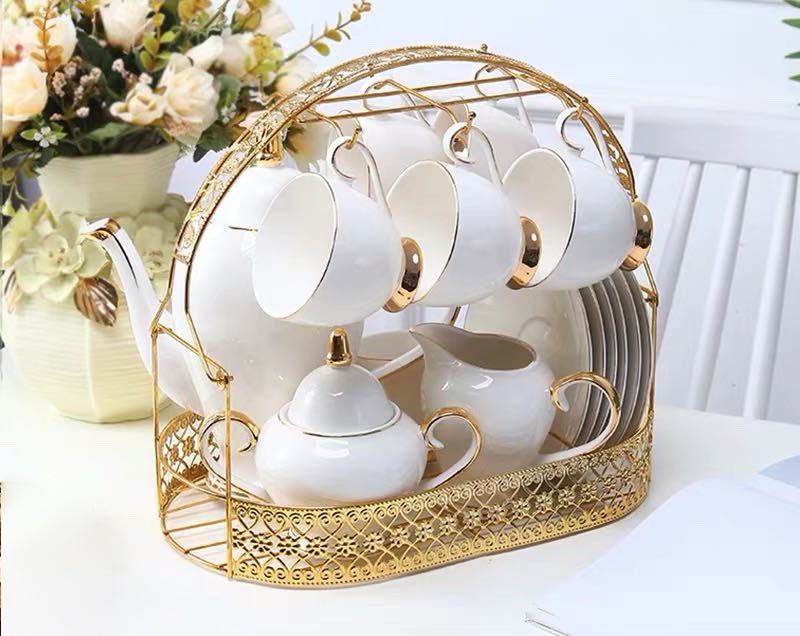 素材・材質:陶器セット内容:カップ＆ソーサー6客(180ml)ティーポットx1点（800ml)ミルクポットx1点シュガーポットx1点カップランクx1点スプーンx6点★購入後のキャンセルは、ご遠慮ください。★検品のため開封してある場合がありま...