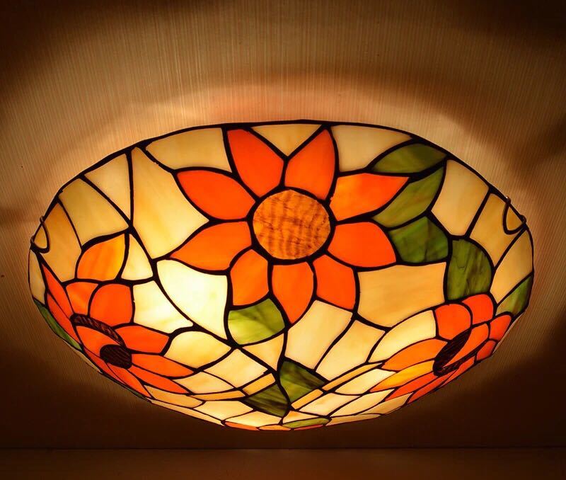 美しいガラスはどこから見ても華やかで美しい。繊細な造りの素敵なステンドランプ消灯時も素敵なインテリアになりますねサイズ：幅約40cmx高さ約15cmワット数 ：　電球40W×2個（E26）素材：ガラス、樹脂、合金、鉄★取付工事は電気工事士に...