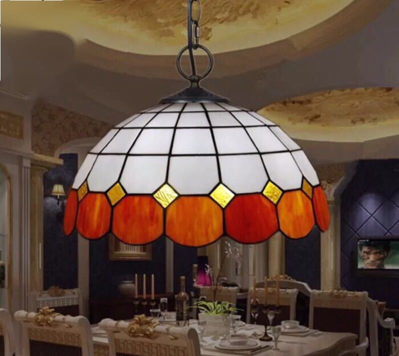 美しいガラスはどこから見ても華やかで美しい。繊細な造りの素敵なステンドランプ消灯時も素敵なインテリアになりますねサイズ ：約 幅40 x 高さ20（cm）ワット数 ：　電球60W×3個（E26）素材：ガラス、樹脂、合金、鉄★取付工事は電気工...