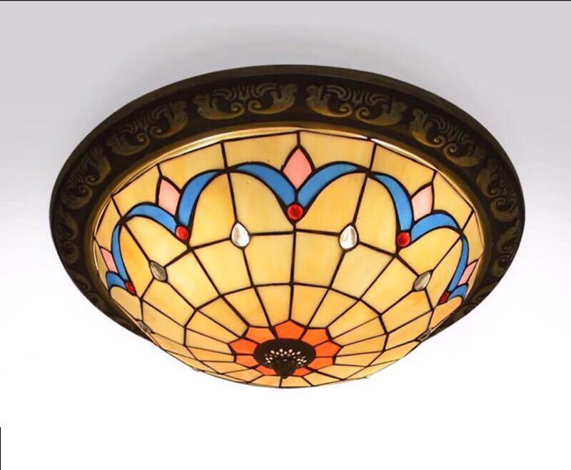 美しいガラスはどこから見ても華やかで美しい。繊細な造りの素敵なステンドランプ消灯時も素敵なインテリアになりますねサイズ ：約 幅65 x 高さ38（cm）ワット数 ：　電球40W×5個（E26）素材：ガラス、樹脂、合金、鉄★取付工事は電気工...