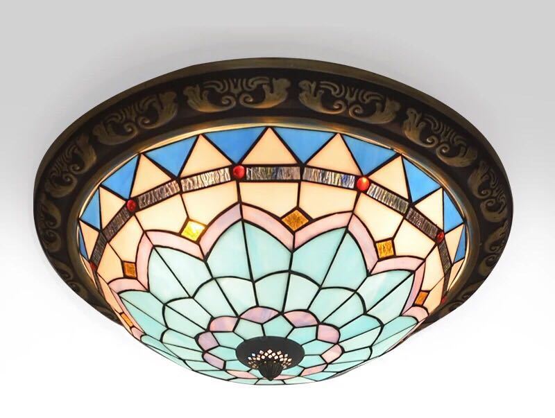 美しいガラスはどこから見ても華やかで美しい。繊細な造りの素敵なステンドランプ消灯時も素敵なインテリアになりますねサイズ ：約 幅50 x 高さ16（cm）ワット数 ：電球60Wまで ×4個（E26）素材：ガラス、樹脂、合金、鉄★取付工事は電...