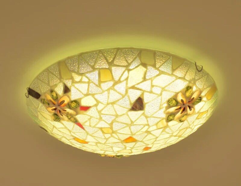 美しいガラスはどこから見ても華やかで美しい。繊細な造りの素敵なステンドランプ消灯時も素敵なインテリアになりますねサイズ ：約 幅40 x 高さ16（cm）素材：ガラス、樹脂、合金、鉄★取付工事は電気工事士にご相談してください。★在庫は日々変...