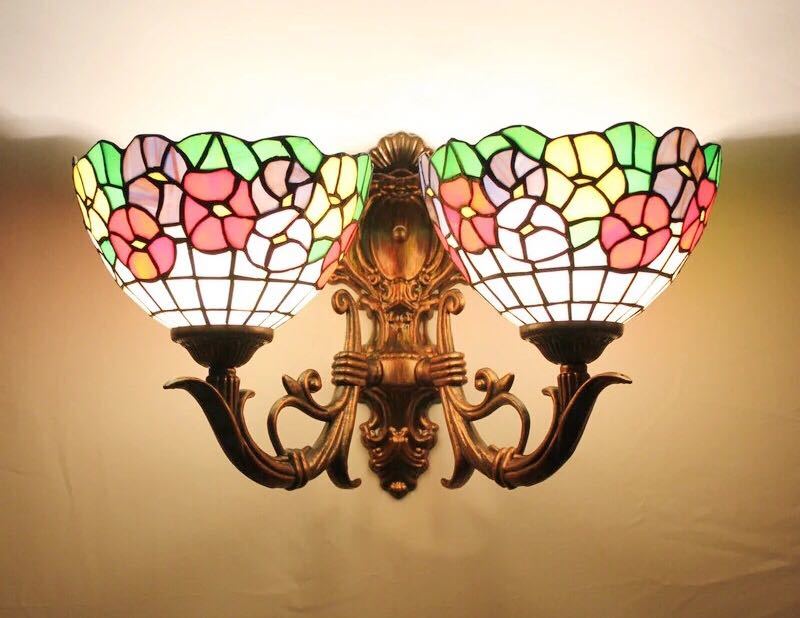 美しいガラスはどこから見ても華やかで美しい。繊細な造りの素敵なステンドランプ消灯時も素敵なインテリアになりますねサイズ：幅約25cmx高さ45cmワット数 ：電球40W×2個（E26）素材：ステンドグラス、樹脂、合金、鉄使用可能電球:LED...