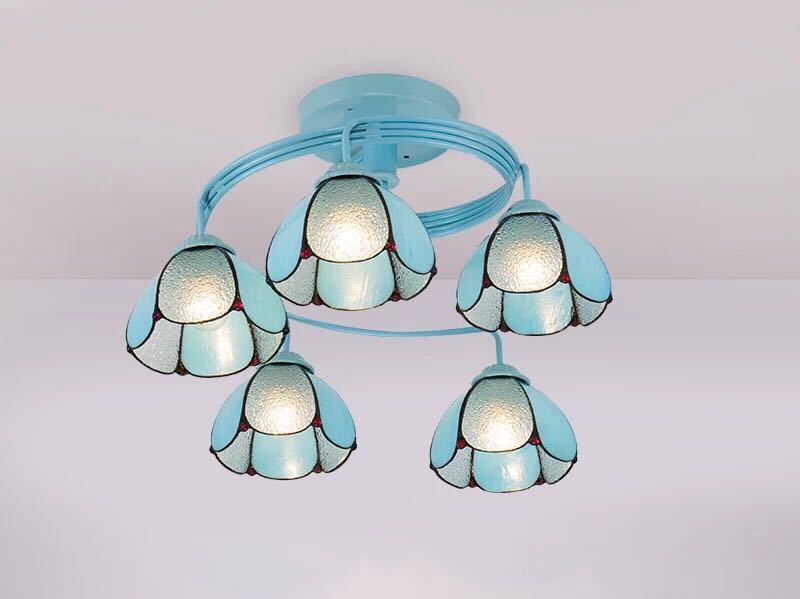 美しいガラスはどこから見ても華やかで美しい。繊細な造りの素敵なステンドランプ消灯時も素敵なインテリアになりますねサイズ ：約 幅55 x 高さ42 (cm）ワット数 ：電球60W×5個（E26）素材：ガラス、樹脂、合金、鉄★取付工事は電気工...