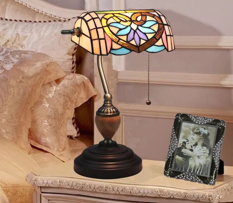 美しいガラスはどこから見ても華やかで美しい。繊細な造りの素敵なステンドランプ消灯時も素敵なインテリアになりますねサイズ ：幅27x奥行17x高39cmワット数 ：40w×1（口金 E26）コードの長さ: 150cm素材：ガラス、樹脂、合金、...