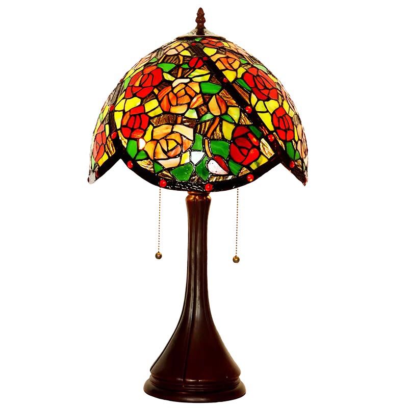 美しいガラスはどこから見ても華やかで美しい。繊細な造りの素敵なステンドランプ消灯時も素敵なインテリアになりますねサイズ ：幅36x奥行24x高60cmワット数 ：40w×2（口金 E26）コードの長さ: 150cm素材：ガラス、樹脂、合金、...