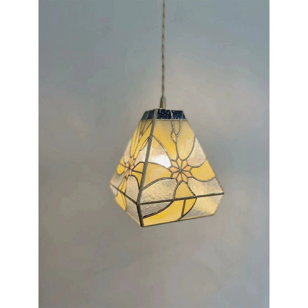 商品説明 サイズ&nbsp;：幅15&nbsp;x高さ17&nbsp;cmチェーン：200cm&nbsp;（調整可能）ワット数&nbsp;：電球40W×1個（E27）素材：ガラス、銅★取付方法：電源直結タイプです、裏側に電線の結線がございま...