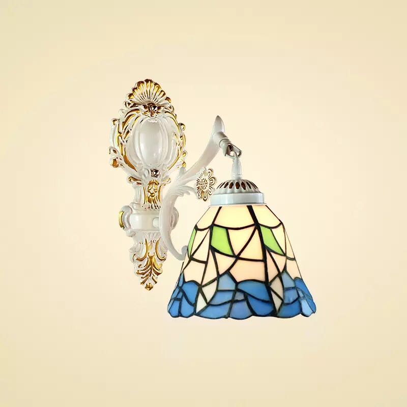 美しいガラスはどこから見ても華やかで美しい。繊細な造りの素敵なステンドランプ消灯時も素敵なインテリアになりますねサイズ：幅約20cmx高さ12cmワット数 ：電球40W×1個（E26）素材：ステンドグラス、樹脂、合金、鉄使用可能電球:LED...