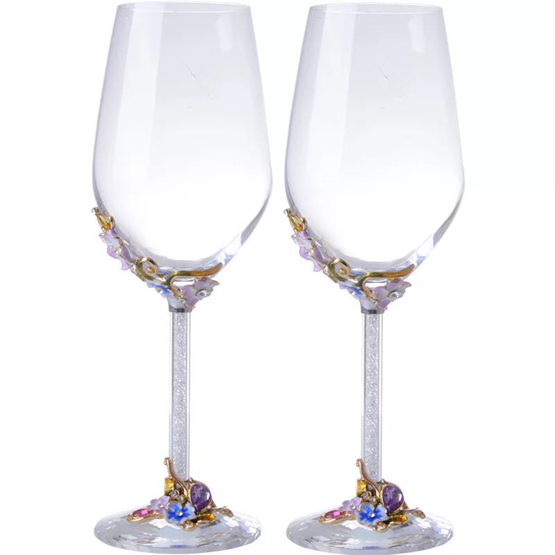 【商品仕様】脚に　キラキラ輝く ラインストーン が びっしり詰まった、高級感のある、上品な ペア ワイングラス。お祝いや パーティー にぴったり。特別な時間を飾るとっておきの グラス です結婚祝い など プレゼント におすすめ！！【サイズ】...