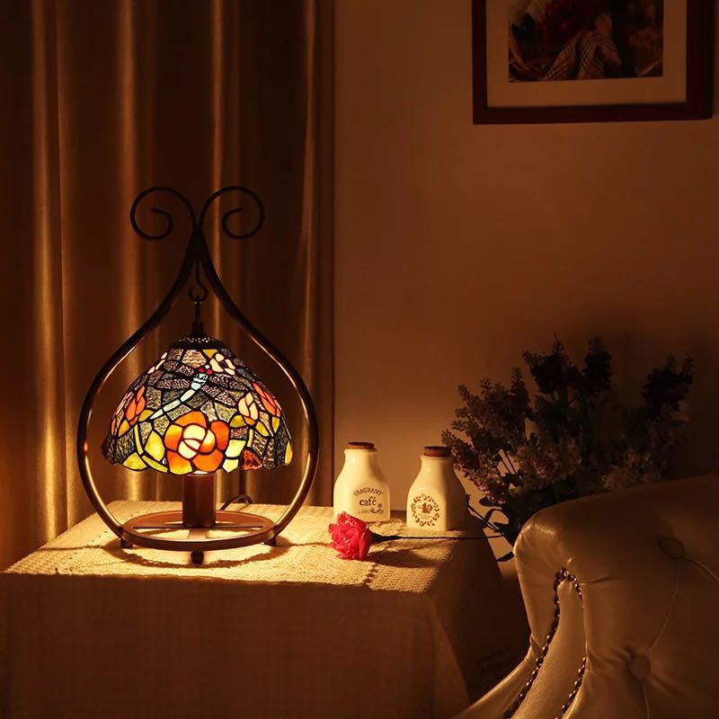 美しいガラスはどこから見ても華やかで美しい。繊細な造りの素敵なステンドランプ消灯時も素敵なインテリアになりますねサイズ ：幅30x高45cmワット数 ：40w×1（口金 E26）コードの長さ: 150cm素材：ガラス、樹脂、合金、鉄★在庫は...