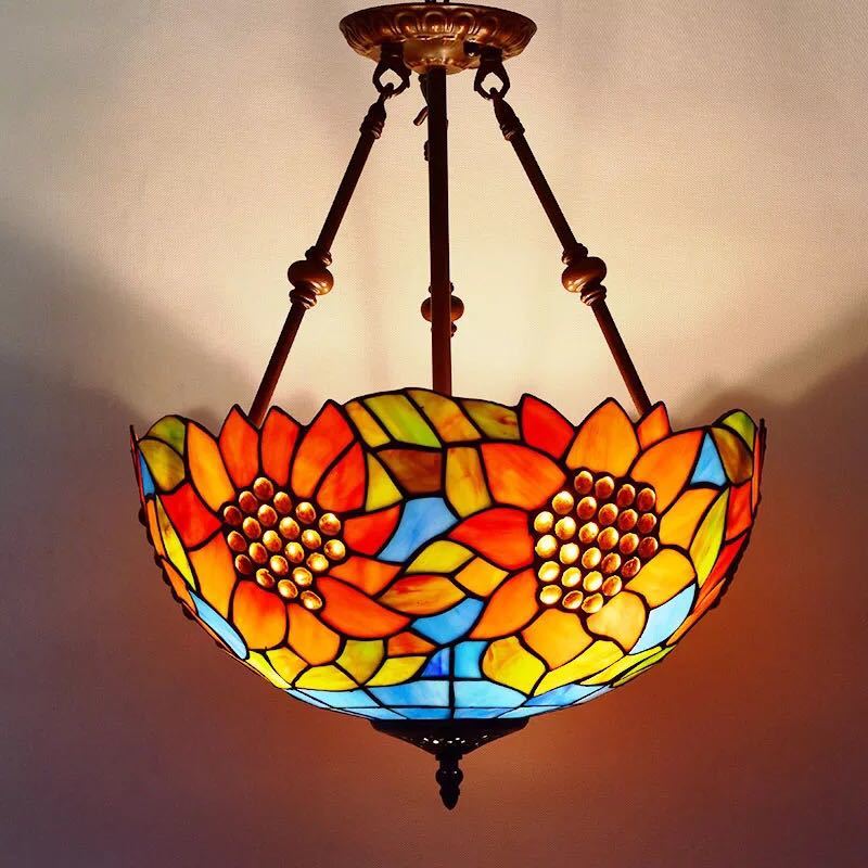 美しいガラスはどこから見ても華やかで美しい。繊細な造りの素敵なステンドランプ消灯時も素敵なインテリアになりますねサイズ：幅約40cmx高さ45cmワット数 ：　電球40W×3個（E26）素材：ガラス、樹脂、合金、鉄★取付工事は電気工事士にご...