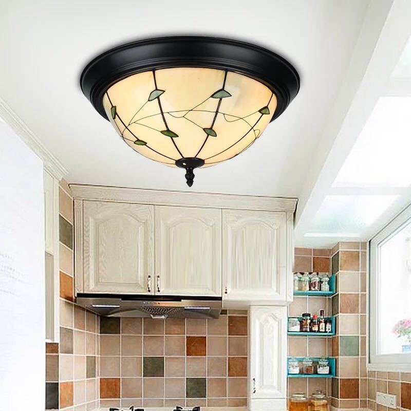 美しいガラスはどこから見ても華やかで美しい。繊細な造りの素敵なステンドランプ消灯時も素敵なインテリアになりますねサイズ：幅約38cmx高さ20cmワット数 ：　電球40W×3個（E26）素材：ガラス、樹脂、合金、鉄★取付工事は電気工事士にご...