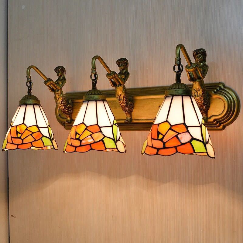 美しいガラスはどこから見ても華やかで美しい。繊細な造りの素敵なステンドランプ消灯時も素敵なインテリアになりますねサイズ：幅約60cm x 高13cmワット数 ：電球40W×3個（E26）素材：ステンドグラス、樹脂、合金、鉄使用可能電球:LE...