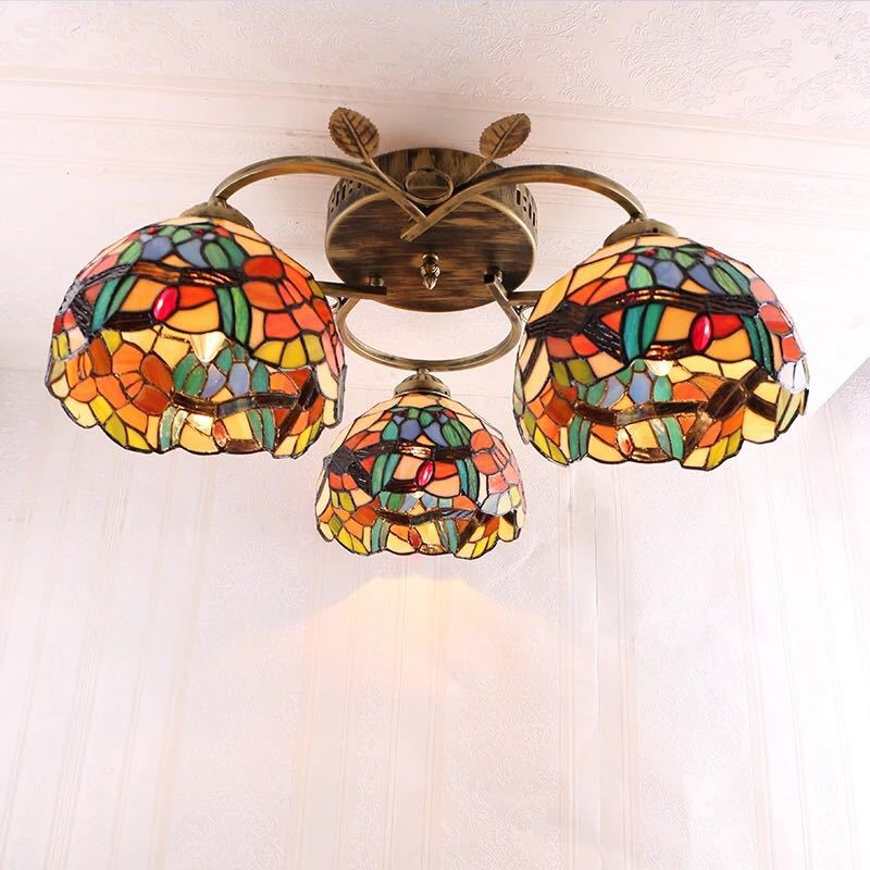 美しいガラスはどこから見ても華やかで美しい。繊細な造りの素敵なステンドランプ消灯時も素敵なインテリアになりますねサイズ：幅約45cmx高さ28cmワット数 ：　電球40W×3個（E26）素材：ガラス、樹脂、合金、鉄★取付工事は電気工事士にご...