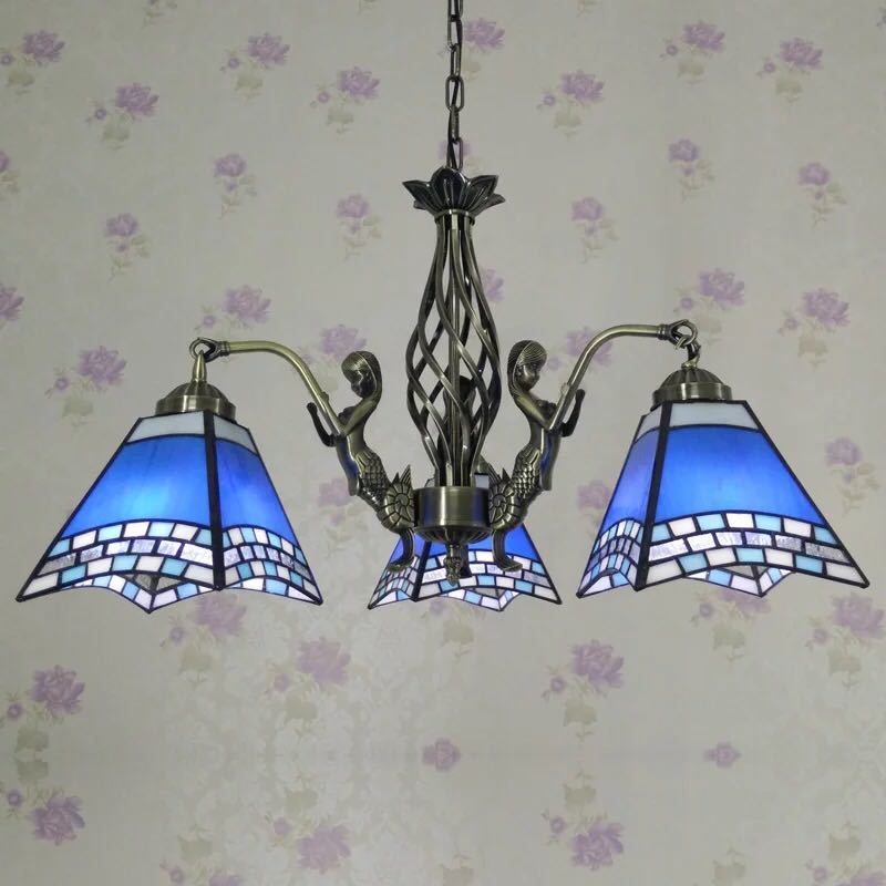 美しいガラスはどこから見ても華やかで美しい。繊細な造りの素敵なステンドランプ消灯時も素敵なインテリアになりますねサイズ：幅約52cm X 高さ約49cmワット数 ：　電球40W×3個（E26）素材：ガラス、樹脂、合金、鉄★取付工事は電気工事...