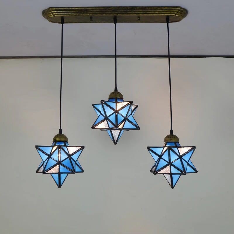 美しいガラスはどこから見ても華やかで美しい。繊細な造りの素敵なステンドランプ消灯時も素敵なインテリアになりますねサイズ：幅約76cmx高さ100cmワット数 ：　電球40W×3個（E26）素材：ガラス、樹脂、合金、鉄★取付工事は電気工事士に...