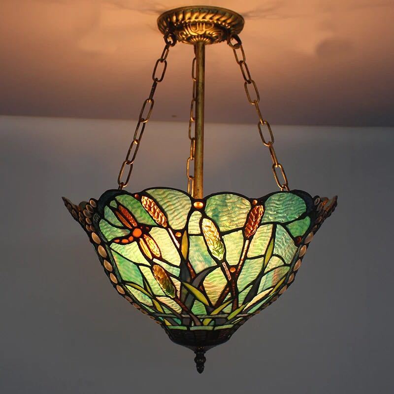 美しいガラスはどこから見ても華やかで美しい。繊細な造りの素敵なステンドランプ消灯時も素敵なインテリアになりますねサイズ：幅約40cm X 高さ80cmワット数 ：　電球40W×2個（E26）素材：ガラス、樹脂、合金、鉄★取付工事は電気工事士...