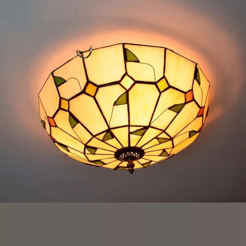 美しいガラスはどこから見ても華やかで美しい。繊細な造りの素敵なステンドランプ消灯時も素敵なインテリアになりますねサイズ：幅約40cm x高さ約15cmワット数 ：　電球40W×3個（E26）素材：ガラス、樹脂、合金、鉄★取付工事は電気工事士...