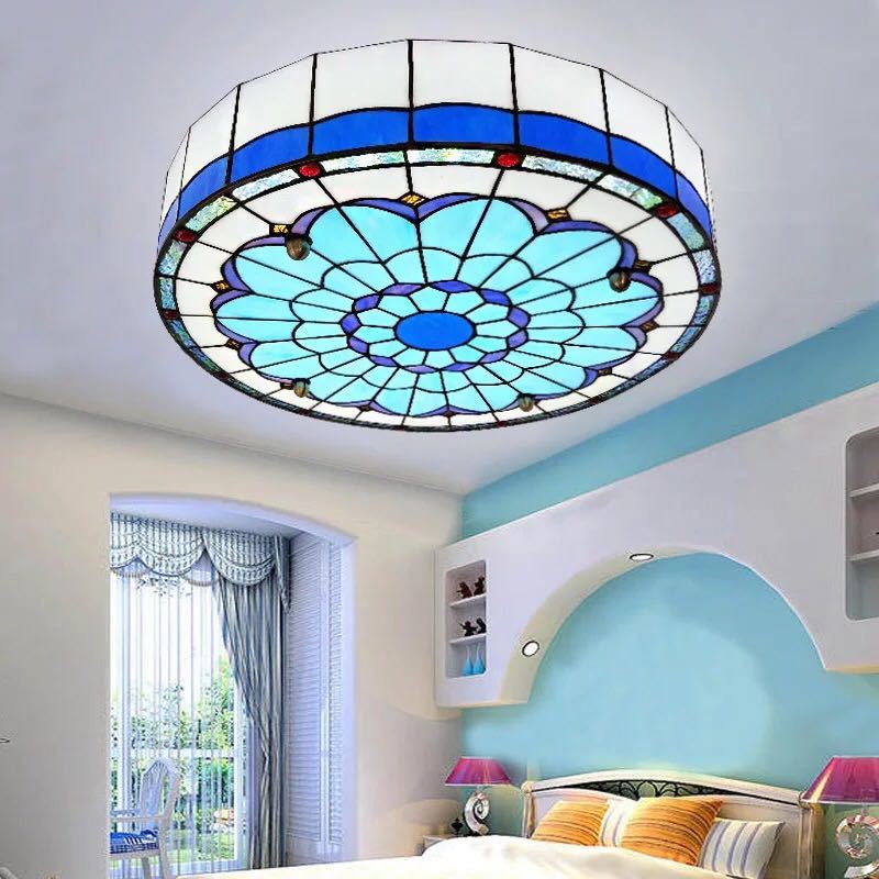 美しいガラスはどこから見ても華やかで美しい。繊細な造りの素敵なステンドランプ消灯時も素敵なインテリアになりますねサイズ：幅約40cm素材：ガラス、樹脂、合金、鉄★取付工事は電気工事士にご相談してください。★在庫は日々変動しておりますので万が...