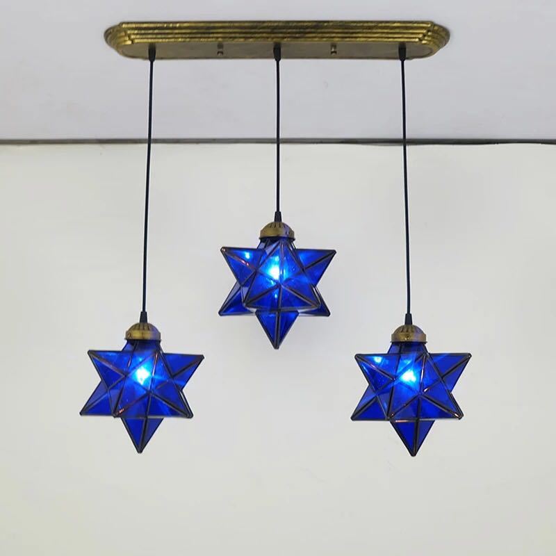 美しいガラスはどこから見ても華やかで美しい。繊細な造りの素敵なステンドランプ消灯時も素敵なインテリアになりますねサイズ：幅約76cmx高さ100cmワット数 ：　電球40W×3個（E26）素材：ガラス、樹脂、合金、鉄★取付工事は電気工事士に...