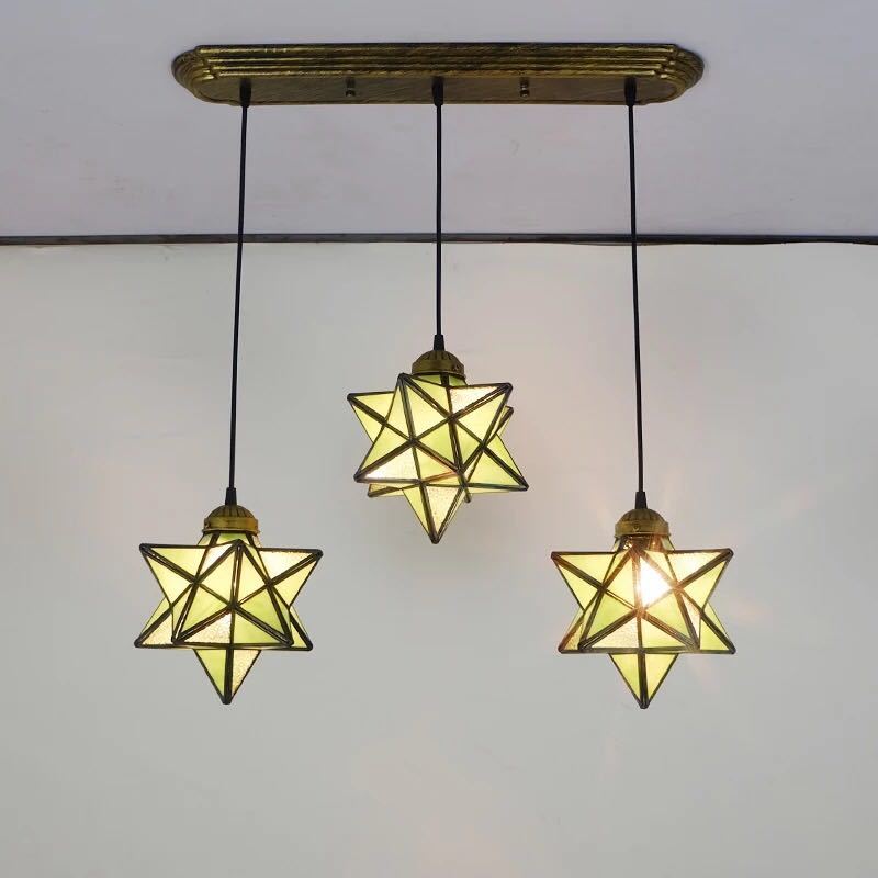 美しいガラスはどこから見ても華やかで美しい。繊細な造りの素敵なステンドランプ消灯時も素敵なインテリアになりますねサイズ：幅約76cmx高さ100cmワット数 ：　電球40W×3個（E26）素材：ガラス、樹脂、合金、鉄★取付工事は電気工事士に...