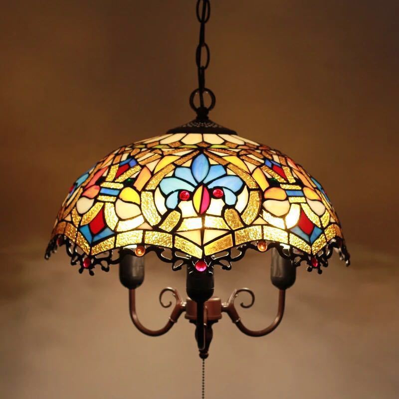 美しいガラスはどこから見ても華やかで美しい。繊細な造りの素敵なステンドランプ消灯時も素敵なインテリアになりますねサイズ：直径約40~45cmワット数 ：　電球40W×3個（E26）素材：ガラス、樹脂、合金、鉄★取付工事は電気工事士にご相談し...