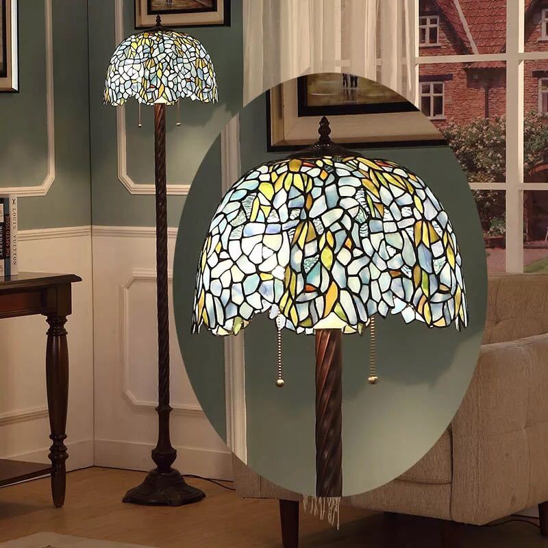 美しいガラスはどこから見ても華やかで美しい。繊細な造りの素敵なステンドランプ消灯時も素敵なインテリアになりますねサイズ ：幅約40x高さ約168cmワット数 ：40w x 2 (口金 E26）コードの長さ: 150cm素材：ガラス、樹脂、合...