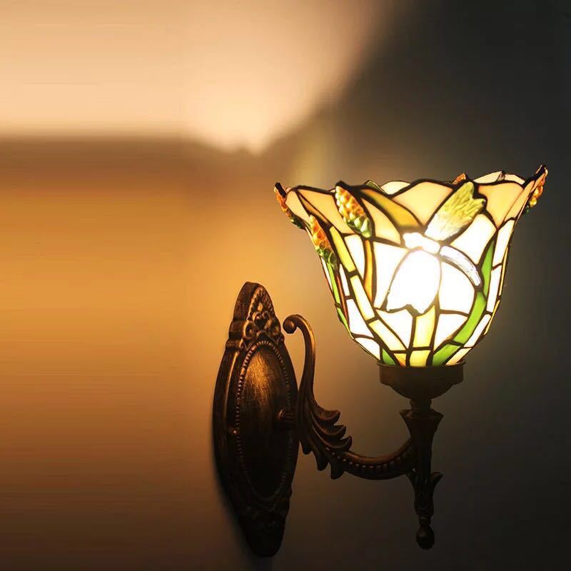 美しいガラスはどこから見ても華やかで美しい。繊細な造りの素敵なステンドランプ消灯時も素敵なインテリアになりますねサイズ：幅約25cmx高さ35cmワット数 ：電球40W×1個（E26）素材：ステンドグラス、樹脂、合金、鉄使用可能電球:LED...