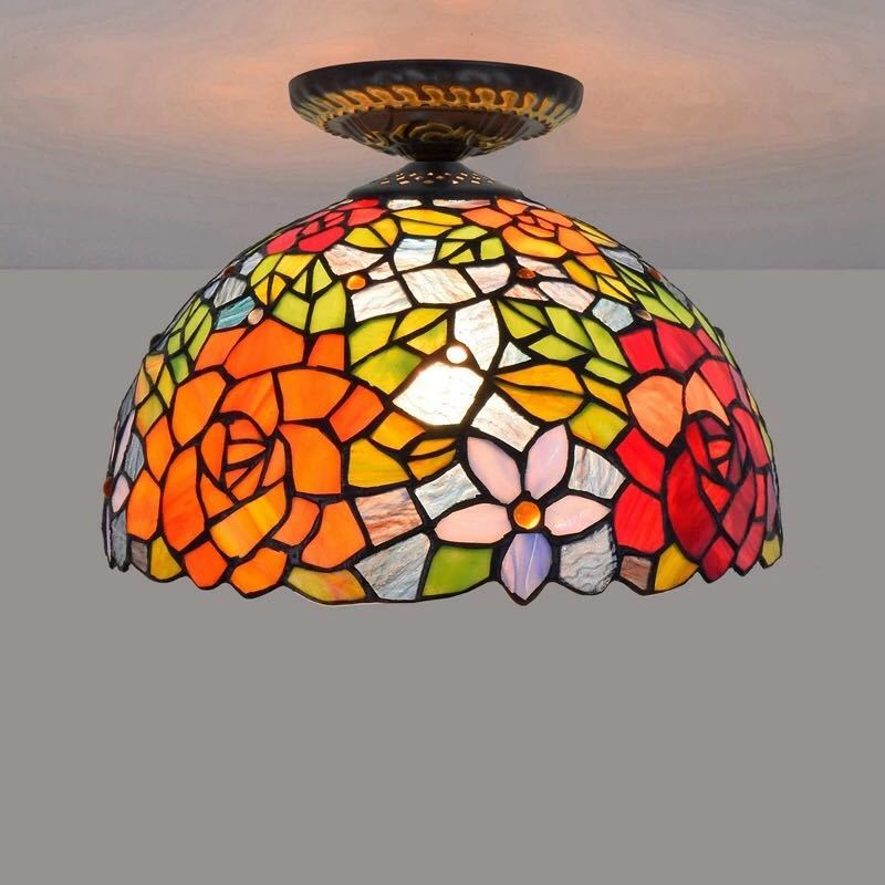 美しいガラスはどこから見ても華やかで美しい。繊細な造りの素敵なステンドランプ消灯時も素敵なインテリアになりますねサイズ ：約 直径30cmワット数 ：　電球40W×1個（E26）素材：ガラス、樹脂、合金、鉄■E26白熱球、電球型蛍光灯、LE...