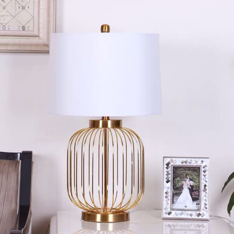 【商品仕様】■個口数：1 （〜40Wまで対応）■E26白熱球、電球型蛍光灯、LED電球使用可能■使用電球：1個（※電球は付属しておりません）【商品サイズ（単位約cm）】■商品外寸：幅約38 x 高さ約68 (cm)※サイズの誤差は多少発生し...