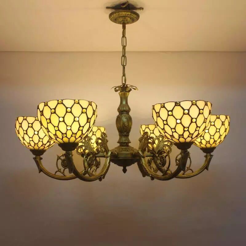 美しいガラスはどこから見ても華やかで美しい。繊細な造りの素敵なステンドランプ消灯時も素敵なインテリアになりますねサイズ ：約 幅86 x 高さ55~90（cm）ワット数 ：電球40W×6個（E26）素材：ガラス、樹脂、合金、鉄★取付工事は電...