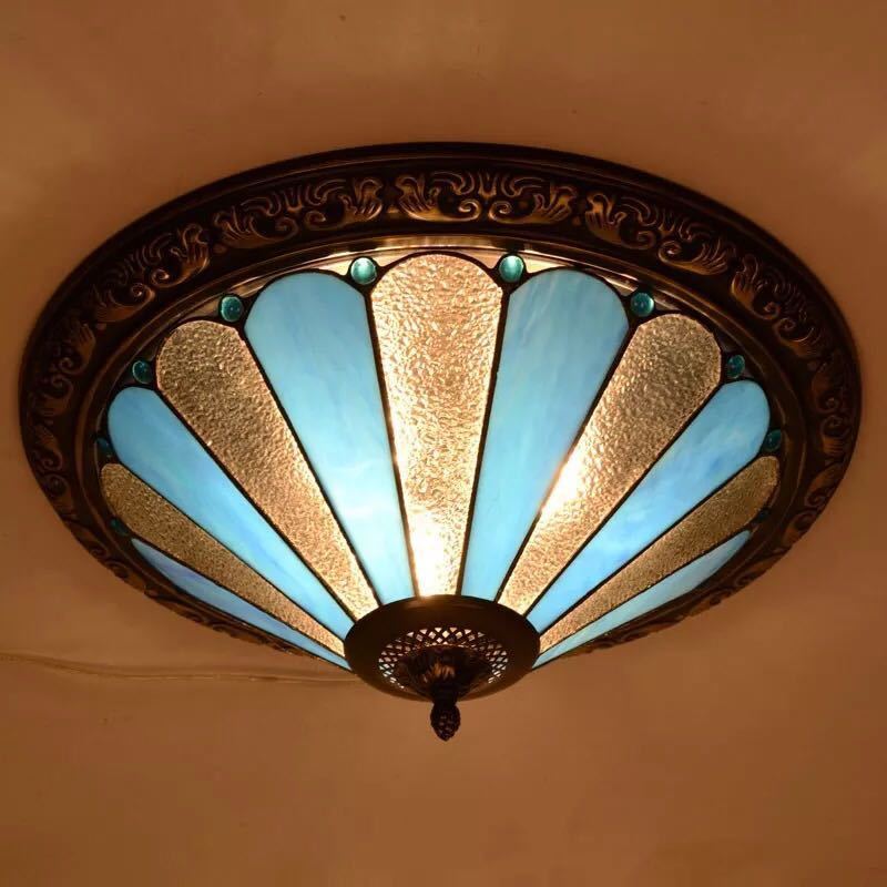 美しいガラスはどこから見ても華やかで美しい。繊細な造りの素敵なステンドランプ消灯時も素敵なインテリアになりますねサイズ ：約 幅30x 高さ22（cm）ワット数 ：電球40W×3個（E26）素材：ガラス、樹脂、合金、鉄★取付工事は電気工事士...