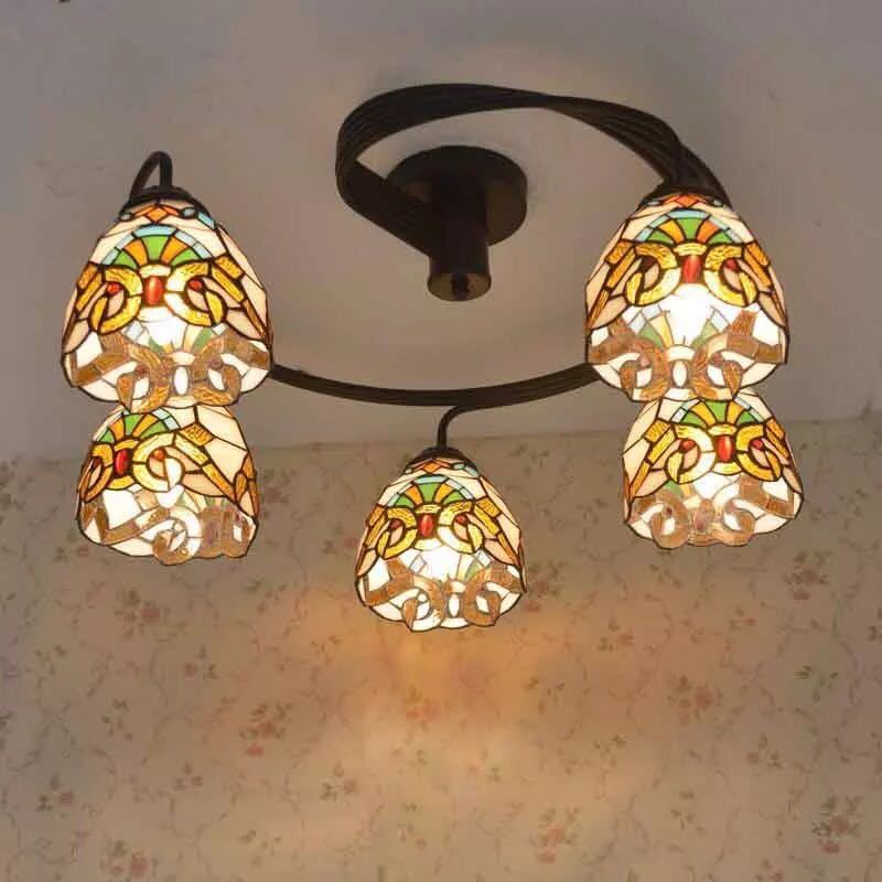 美しいガラスはどこから見ても華やかで美しい。繊細な造りの素敵なステンドランプ消灯時も素敵なインテリアになりますねサイズ ：約 幅65 x 高さ38（cm）ワット数 ：電球40W×5個（E26）素材：ガラス、樹脂、合金、鉄★取付工事は電気工事...