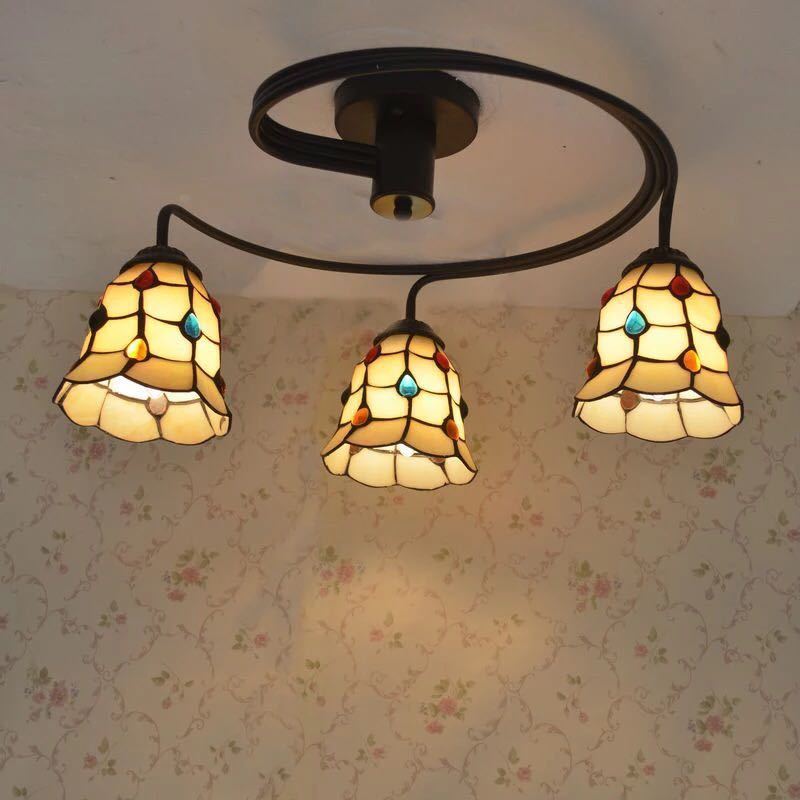 美しいガラスはどこから見ても華やかで美しい。繊細な造りの素敵なステンドランプ消灯時も素敵なインテリアになりますねサイズ ：約 幅60 x 高さ38（cm）ワット数 ：電球40W×3個（E26）素材：ガラス、樹脂、合金、鉄★取付工事は電気工事...