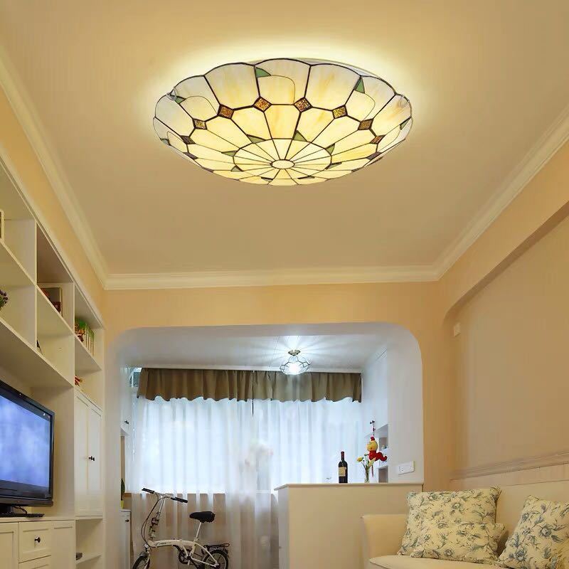 美しいガラスはどこから見ても華やかで美しい。繊細な造りの素敵なステンドランプ消灯時も素敵なインテリアになりますねサイズ ：約 幅40 x 高さ11（cm）素材：ガラス、樹脂、合金、鉄★取付工事は電気工事士にご相談してください。★在庫は日々変...