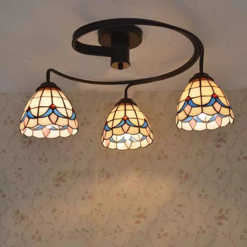 美しいガラスはどこから見ても華やかで美しい。繊細な造りの素敵なステンドランプ消灯時も素敵なインテリアになりますねサイズ ：約 幅60 x 高さ38（cm）ワット数 ：電球40W×3個（E26）素材：ガラス、樹脂、合金、鉄★取付工事は電気工事...