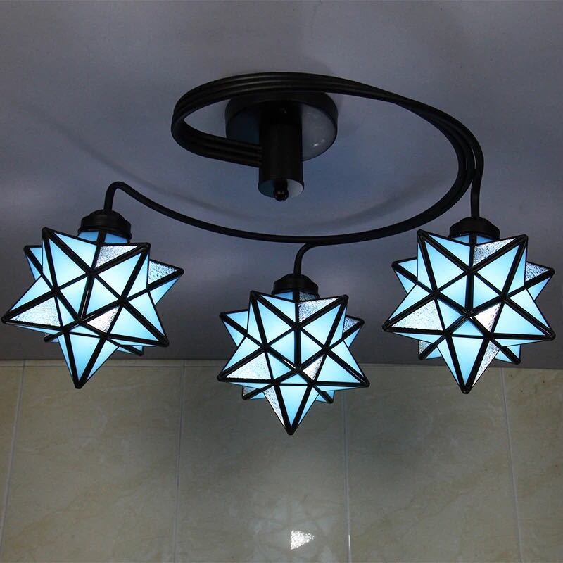 美しいガラスはどこから見ても華やかで美しい。繊細な造りの素敵なステンドランプ消灯時も素敵なインテリアになりますねサイズ ：約 幅55 x 高さ36（cm）ワット数 ：電球40W×3個（E26）素材：ガラス、樹脂、合金、鉄★取付工事は電気工事...