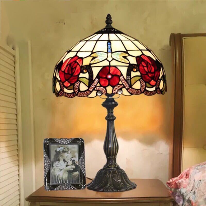 美しいガラスはどこから見ても華やかで美しい。繊細な造りの素敵なステンドランプ消灯時も素敵なインテリアになりますねサイズ ：約 幅30 x 高さ49 （cm）ワット数 ：　電球40W×1 個（E26）素材：ガラス、樹脂、合金、鉄★取付工事は電...