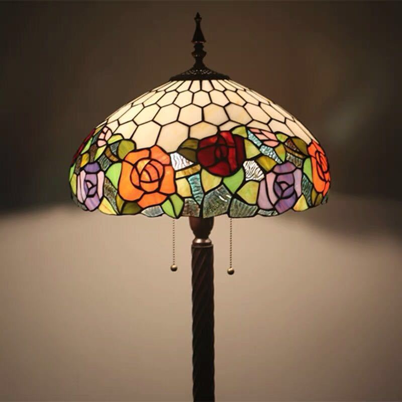 美しいガラスはどこから見ても華やかで美しい。繊細な造りの素敵なステンドランプ消灯時も素敵なインテリアになりますねサイズ ：幅約40 x高さ約160 cmワット数 ：60w x 2 (口金 E26）コードの長さ: 150cm素材：ガラス、樹脂...