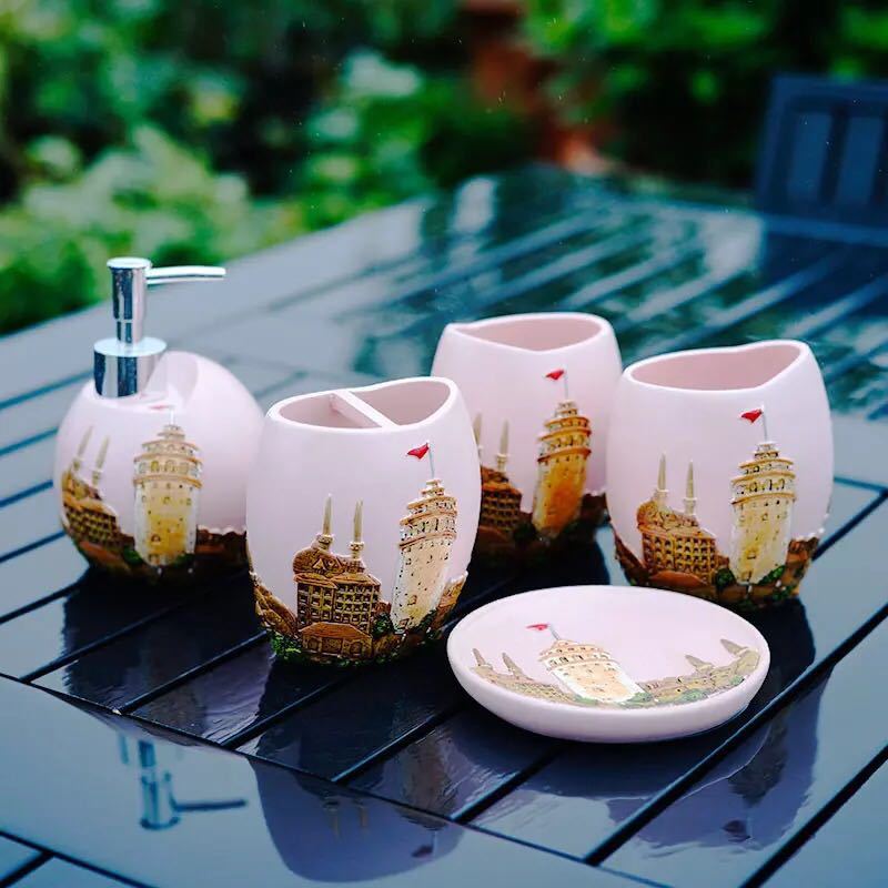 高級感のある落ち着いたデザインのサニタリーセット5点です。滅多にないお洒落な一品です。洗面所やバスルームがとってもオシャレになりますよ＜セット内容＞ディスペンサーx1点歯ブラシスタンドx1点石鹸置きx1点カップx2点●材質:安全樹脂★在庫は...