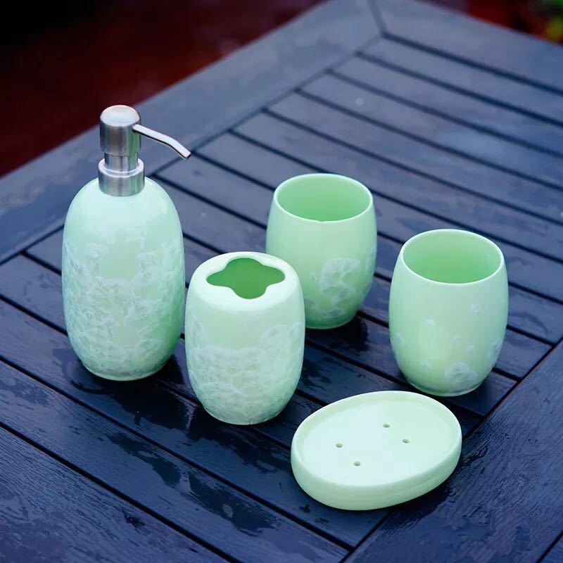 高級感のある落ち着いたデザインのサニタリーセット5点です。滅多にないお洒落な一品です。洗面所やバスルームがとってもオシャレになりますよ＜セット内容＞ディスペンサーx1点歯ブラシスタンドx1点石鹸置きx1点カップx2点●材質:陶器★在庫は日々...