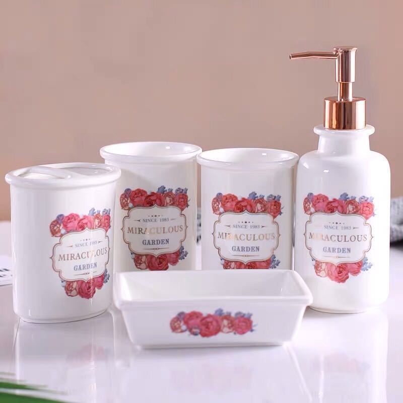 高級感のある落ち着いたデザインのサニタリーセット5点です。滅多にないお洒落な一品です。洗面所やバスルームがとってもオシャレになりますよ＜セット内容＞ディスペンサーx1点歯ブラシスタンドx1点石鹸置きx1点カップx2点●材質:陶器★購入後のキ...